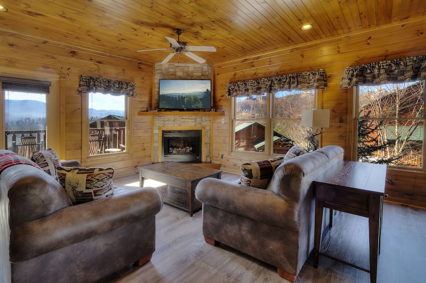 Free Tickets | Great Views, Hot Tub, Fireplace, Jukebox, Theater & Arcade - Great Smoky Mountains National Park