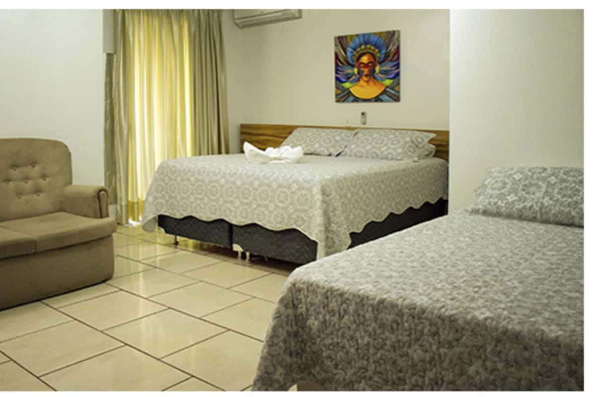 Chuveiro, produtos de toalete de grife, secador de cabelo