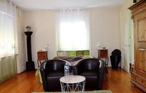 Quarto Twin Superior | Com decoração personalizada, com mobília individualizada, secretária 