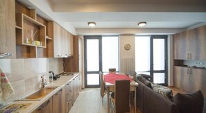 Apartamento Básico, várias camas, Vista para a cidade | Cozinha privada | Uma placa de cozinha, utensílios de cozinha 