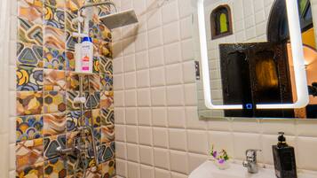 Apartamento conforto | Banheiro | Chuveiro, chuveiro com efeito de chuva, produtos de toalete grátis