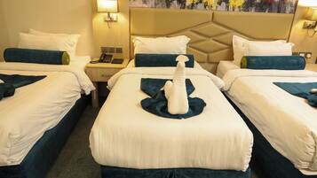 Quarto Deluxe, várias camas | Lençóis de algodão egípcio, roupa de alta qualidade, edredões de penas