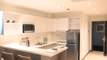 Suíte executiva, 1 cama King, para não fumantes (Separate Living Room) | Cozinha privada | Cafeteira/chaleira, chaleira elétrica