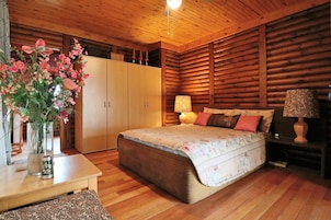 Room 1 Main House | Roupas de cama premium, frigobar, individualmente decorados