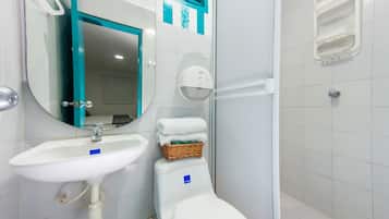 Quarto Triplo | Casa de banho | Um polibã, toalhas fornecidas, sabão, papel higiénico