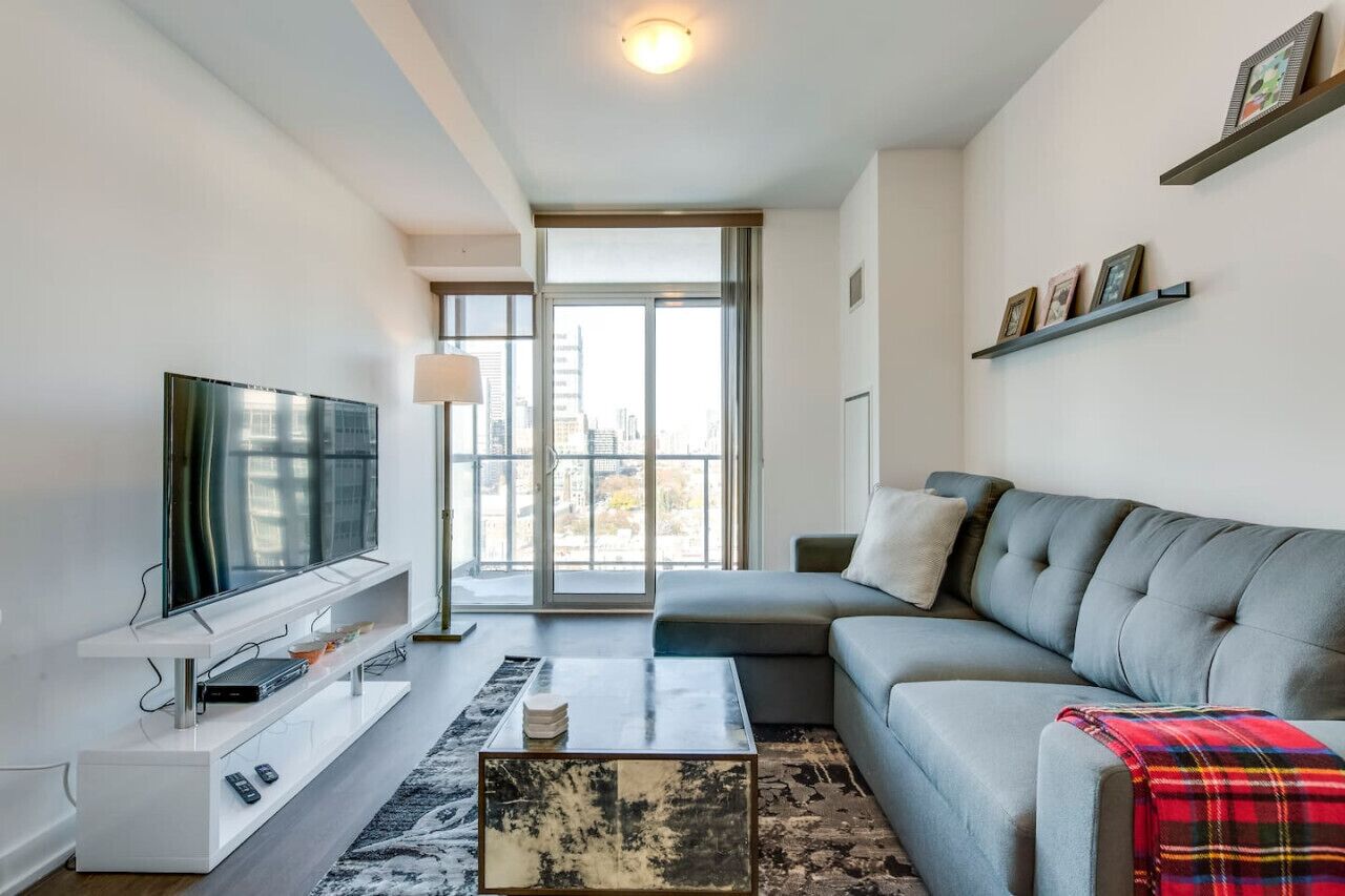 Beautifully Designed Modern Condo - Sleeps 4 - Toronto
