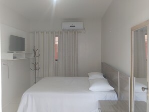 Roupa hipoalergénica, minibar, secretária