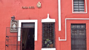 Um edifício vermelho com uma placa indicando 