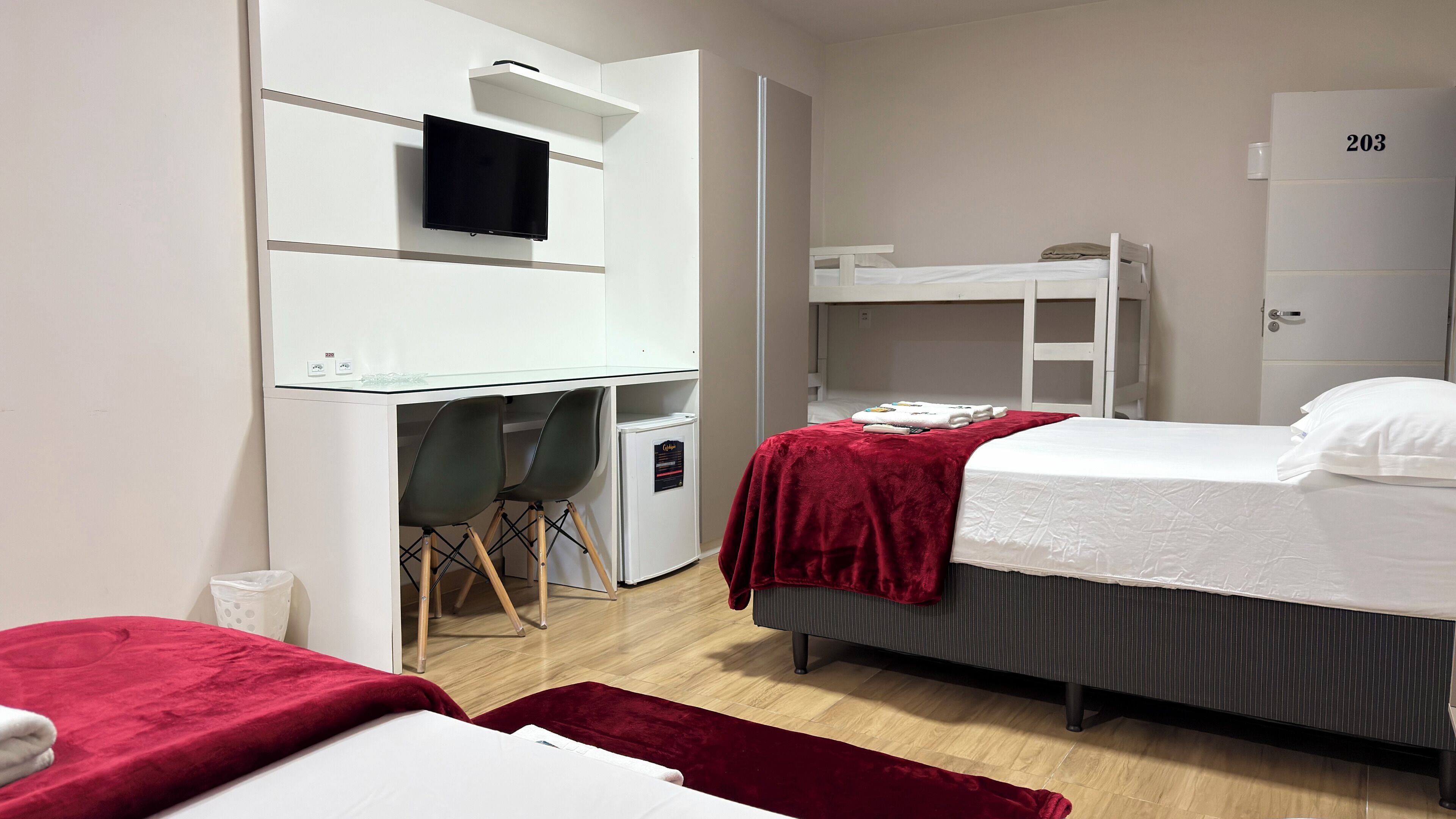 Quarto família | Cofres nos quartos, escrivaninha, espaço de trabalho para notebook