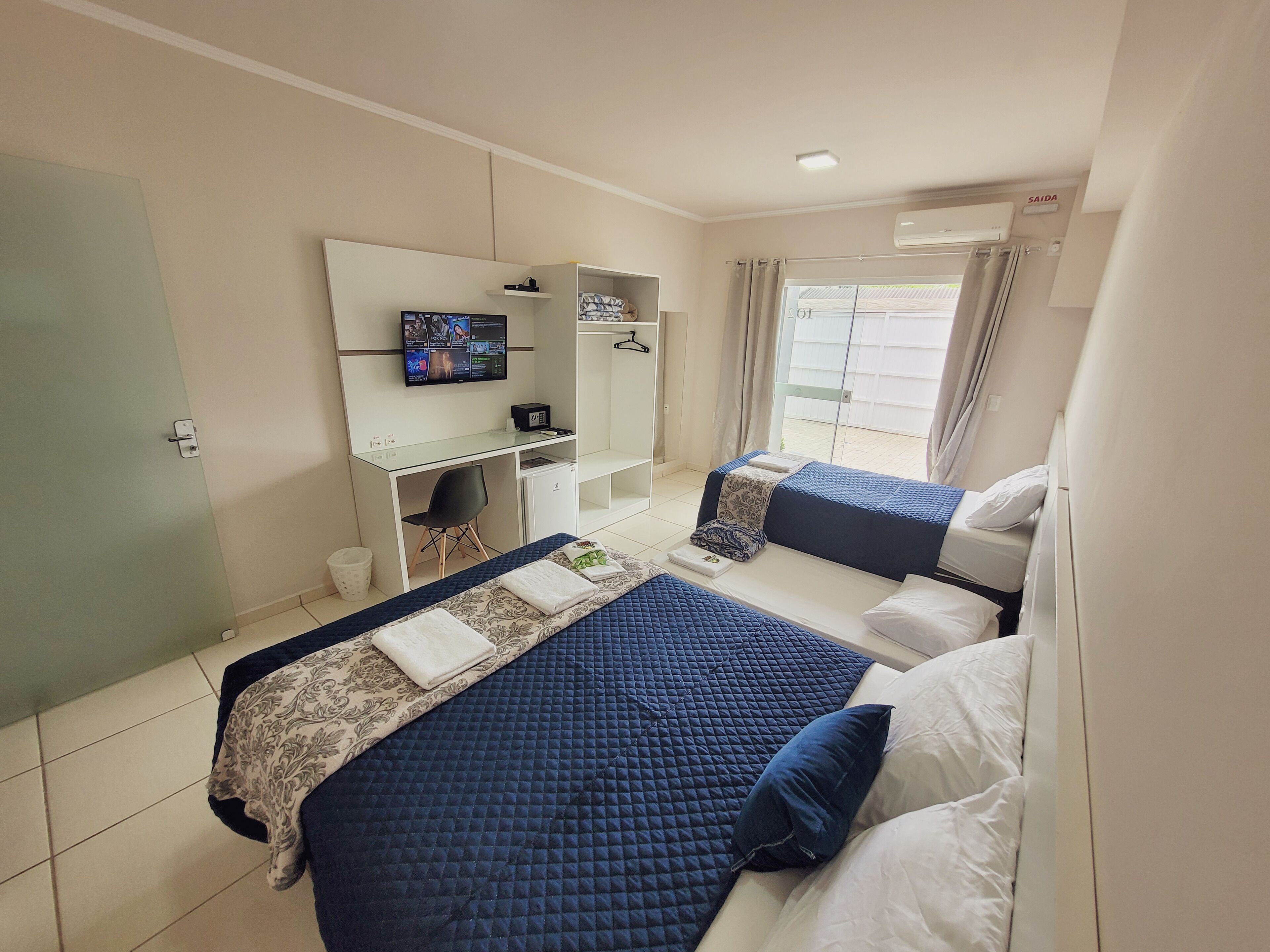 Cofres nos quartos, escrivaninha, espaço de trabalho para notebook