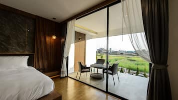 Triple-Bed Suite | Minibar, cofre no quarto, secretária, cortinas/cortinados opacos