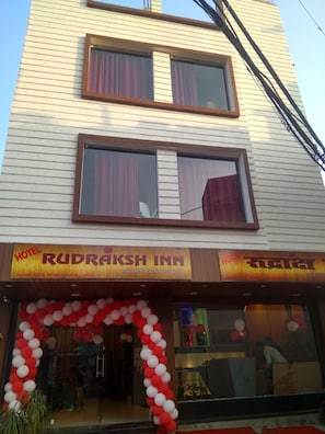 Hotel chamado 'Rudraksh Inn', com placa indicando seu nome e localização.