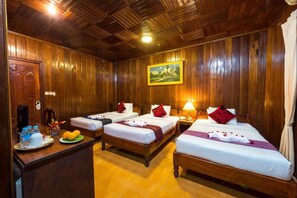 Quarto Triplo Standard, vista para a piscina | Camas de colchão pillowtop, secretária