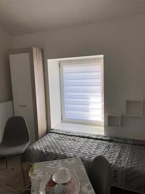 Quarto Individual, frigorífico e micro-ondas | Com mobília individualizada