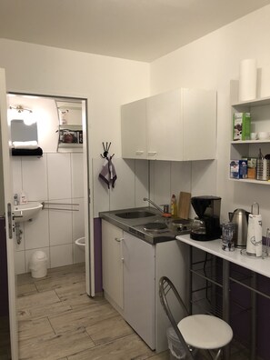 Quarto Individual, kitchenette | Kitchenette privada | Um frigorífico, um micro-ondas, uma placa de cozinha