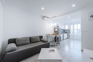 Apartamento, terraço | Sala de estar | TV de ecrã plano 