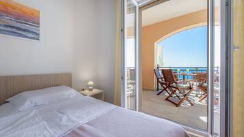 Apartamento, 1 quarto, varanda, vista para o mar (3 Adults) | 1 quarto, secretária, quartos insonorizados, ferro/tábua de engomar