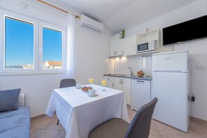 Apartamento, 1 quarto, varanda, vista para o mar (2 Adults) | Cozinha privada | Um frigorífico, um micro-ondas, uma placa de cozinha 