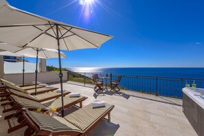 Terraço com espreguiçadeiras