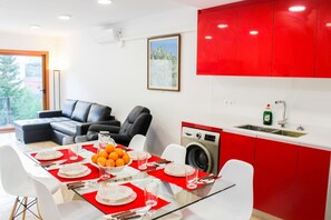 Apartamento Exclusivo, 3 quartos, vista para a montanha | Cozinha privada | Um frigorífico/congelador grande, um micro-ondas, um forno 