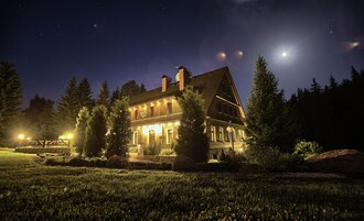 Fachada do alojamento (tarde/noite)