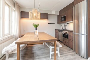 Apartamento Premium | Cozinha privada | Um frigorífico/congelador grande, um micro-ondas, um forno 