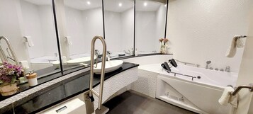 Um polibã, toalhas fornecidas 