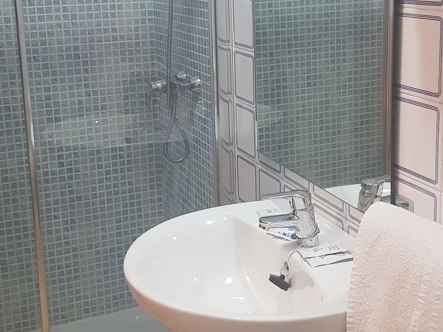 Chuveiro com efeito de chuva, produtos de toalete grátis, bidê
