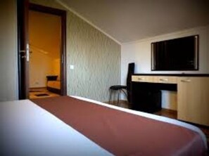 Apartamento, 2 quartos | Roupa de alta qualidade, cofre no quarto, cortinas/cortinados opacos