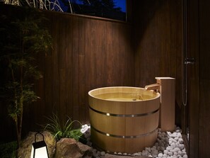 Quarto em estilo japonês, para não fumantes (Gakkogura) | Banheiro | Banheira e chuveiro separados, produtos de toalete grátis
