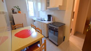 Apartamento, 2 quartos (721-priz.) | Cozinha privada | Uma cafeteira/bule, um frigorífico, um forno, uma placa de cozinha 