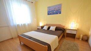 Apartamento, 2 quartos (722-priz.) | Wi-fi grátis, roupa de cama fornecida 