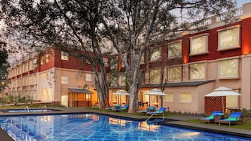 Piscina exterior, espreguiçadeiras