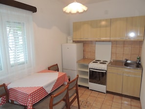 Apartamento Standard, 1 quarto (141 – desni) | Cozinha privada | Um frigorífico/congelador grande, um forno, uma placa de cozinha 