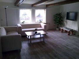 Apartamento Familiar (Apartment 1) | Sala | Televisor de ecrã plano de 24 polegadas com canais via satélite