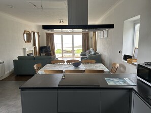 Casa de Campo | Cozinha privada | Uma placa de cozinha, uma máquina de lavar louça, uma cadeira de bebé 