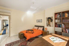 Apartamento, 2 quartos, Vista para a cidade | 2 quartos, secretária, secretária adequada para computadores portáteis 