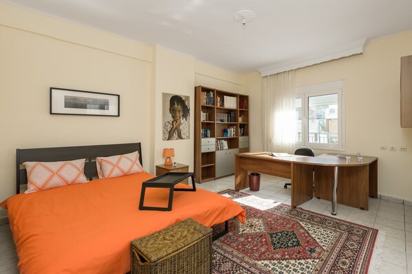 Apartamento, 2 quartos, Vista para a cidade | 2 quartos, secretária, secretária adequada para computadores portáteis 