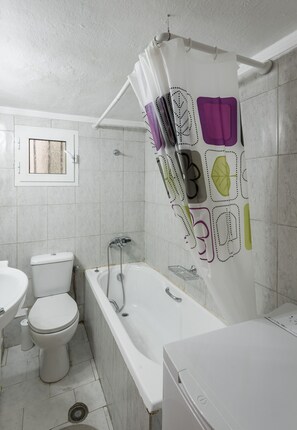 Apartamento, 2 quartos, Vista para a cidade | Casa de banho | Toalhas fornecidas, sabão, champô, papel higiénico 