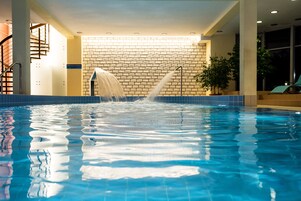 Piscina interior, da(s) 11:00 à(s) 21:00, espreguiçadeiras 