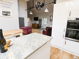 Casa de Campo | Cozinha privada | Um frigorífico, uma máquina de lavar louça, uma cadeira de bebé 