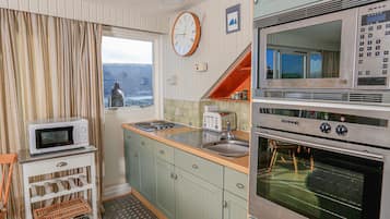 Casa de Campo | Cozinha privada | Um frigorífico, um micro-ondas, uma placa de cozinha
