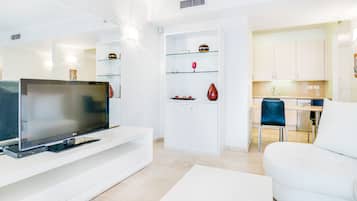 Apartamento Familiar | Sala de estar | TV de ecrã plano, lareira