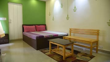 Quarto Deluxe | Camas de colchão viscoelástico, minibar, com decoração personalizada