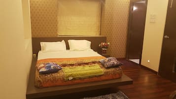 Quarto exclusivo | Camas com colchões de espuma com sistema de memória, frigobar