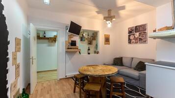 Um frigorífico, um micro-ondas, uma placa de cozinha