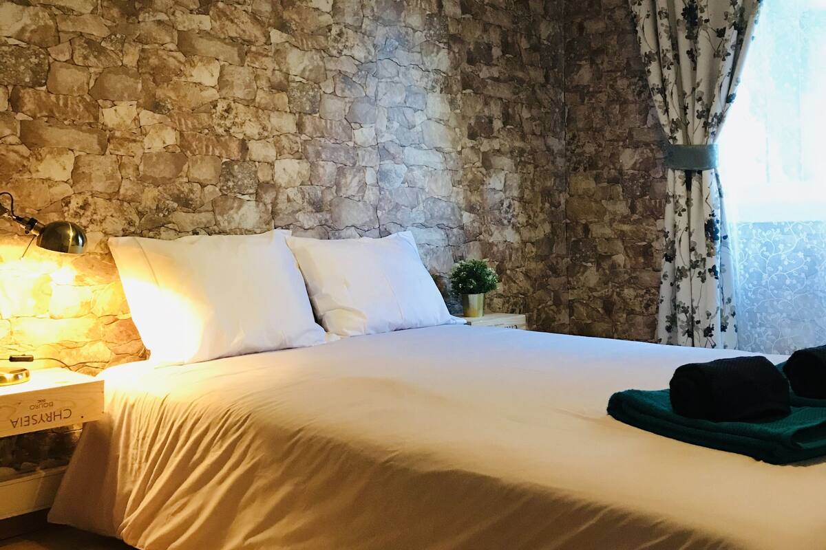 Quarto casal | Berços grátis, Wi-Fi de cortesia, roupa de cama