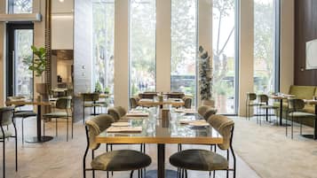 Pequenos-almoços servidos, cozinha local e internacional