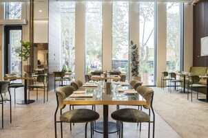 Café da manhã, almoço e jantar; local e internacional