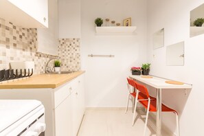 Apartamento, 1 quarto | Cozinha privada | Um frigorífico/congelador grande, um forno, uma placa de cozinha 